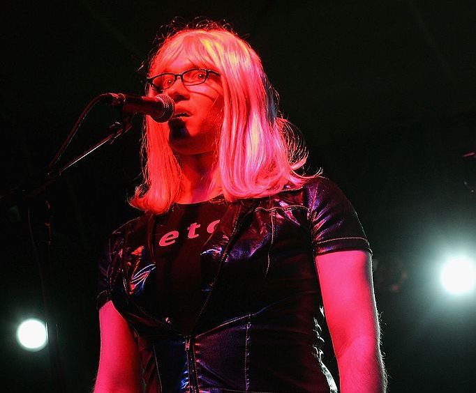 Kelly Performs Viral Song "Shoes"
