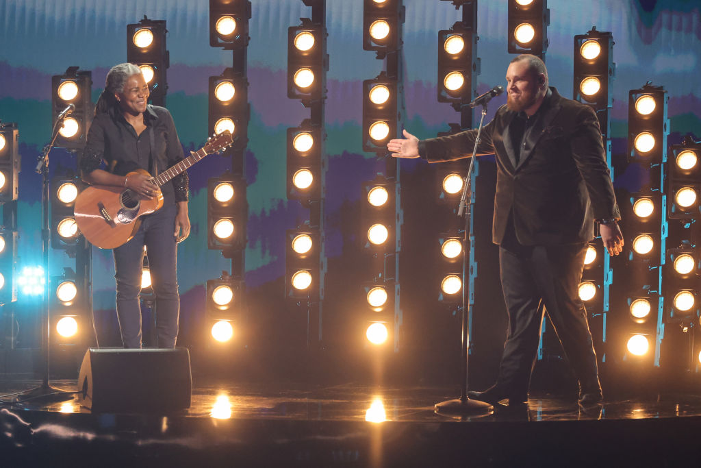 Tracy Chapman Receives Grammys Standing Ovation for Fast Car