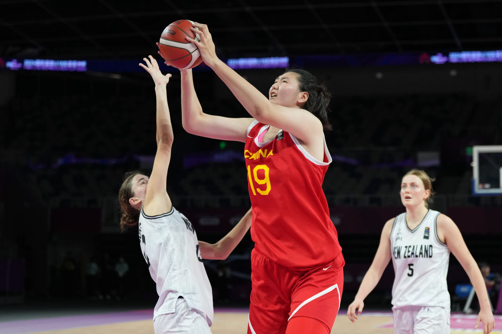 China’s 7-Foot-3 Teen Basketballer Goes Viral